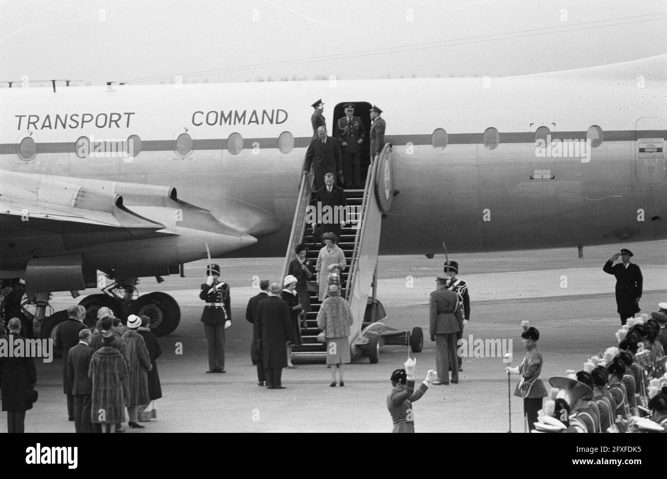 Queen elizabeth queen 1962 Black and White Stock Photos & Images - Alamy