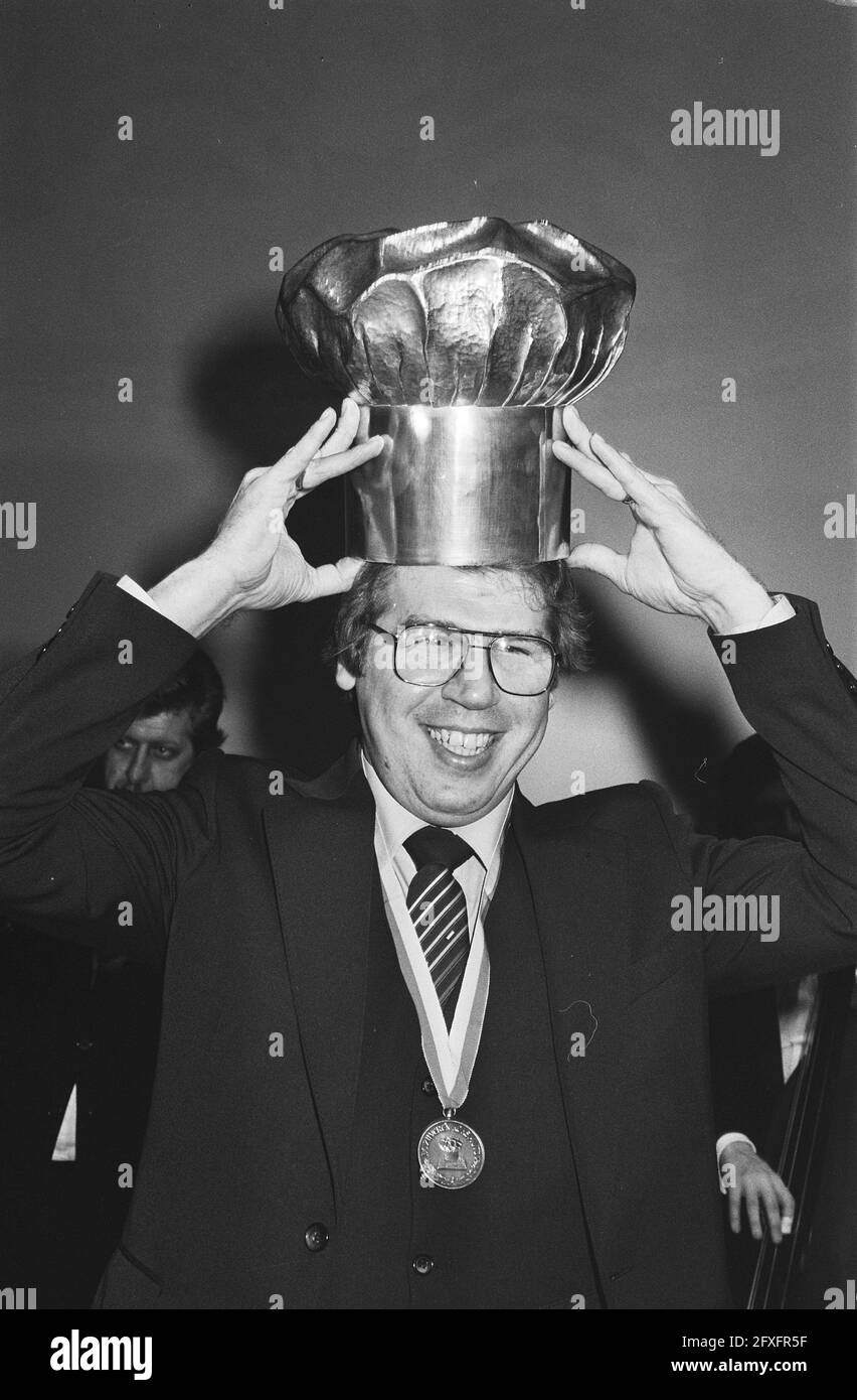 Silver chefs hat presentation hi-res stock photography and images - Alamy
