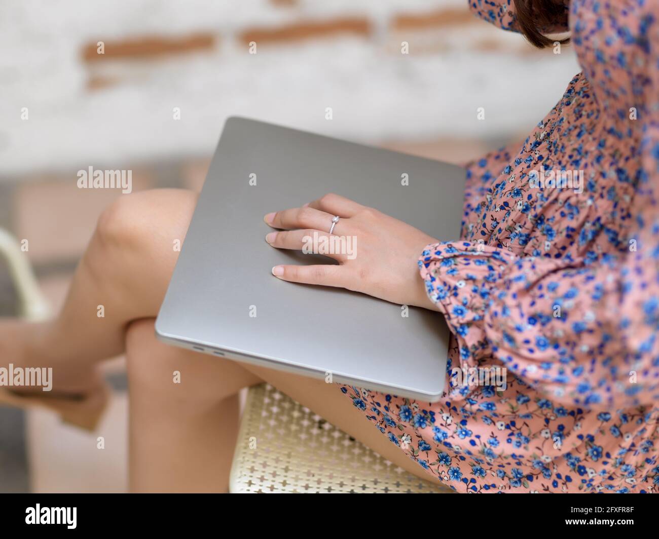 Female legs crossed hi-res stock photography and images - Alamy