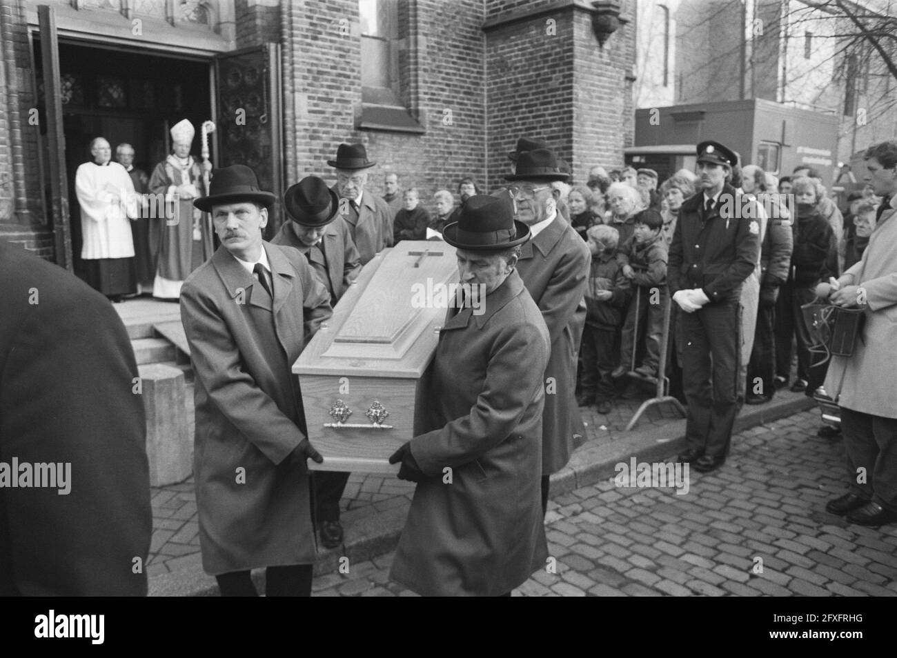 Funeral Cardinal Alfrink in Utrecht; casket with Alfrink leaves the pew ...