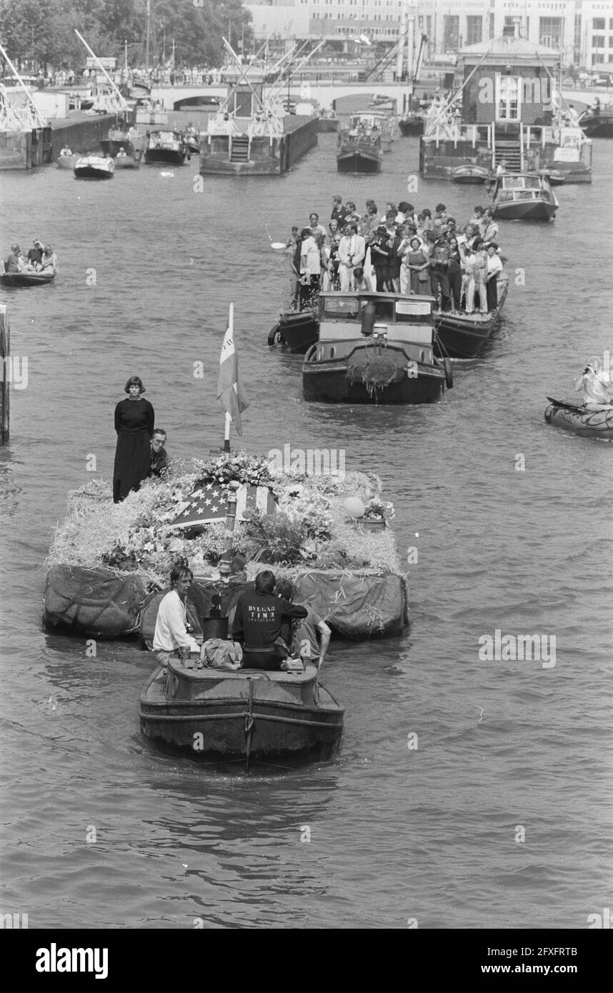 Funeral of artist Walter C. Gluck (king of the hippies/Victor IV) on ...