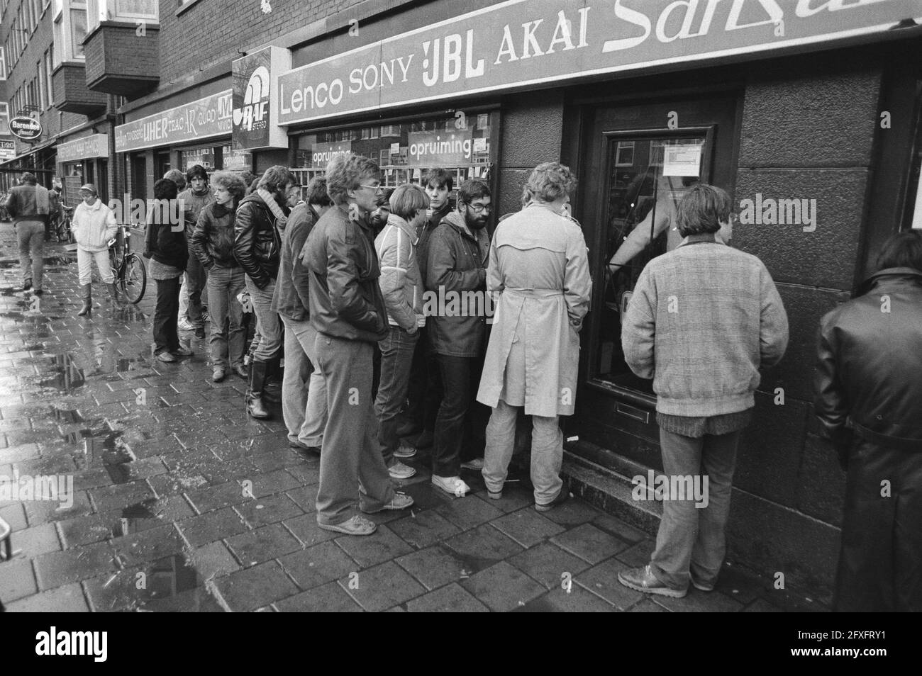 Electronic store 1990 hi-res stock photography and images - Alamy