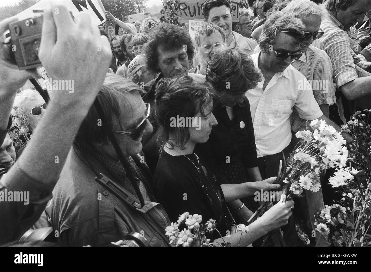 From left to right Cees Schelling (chairman food union NVV), Ina ...