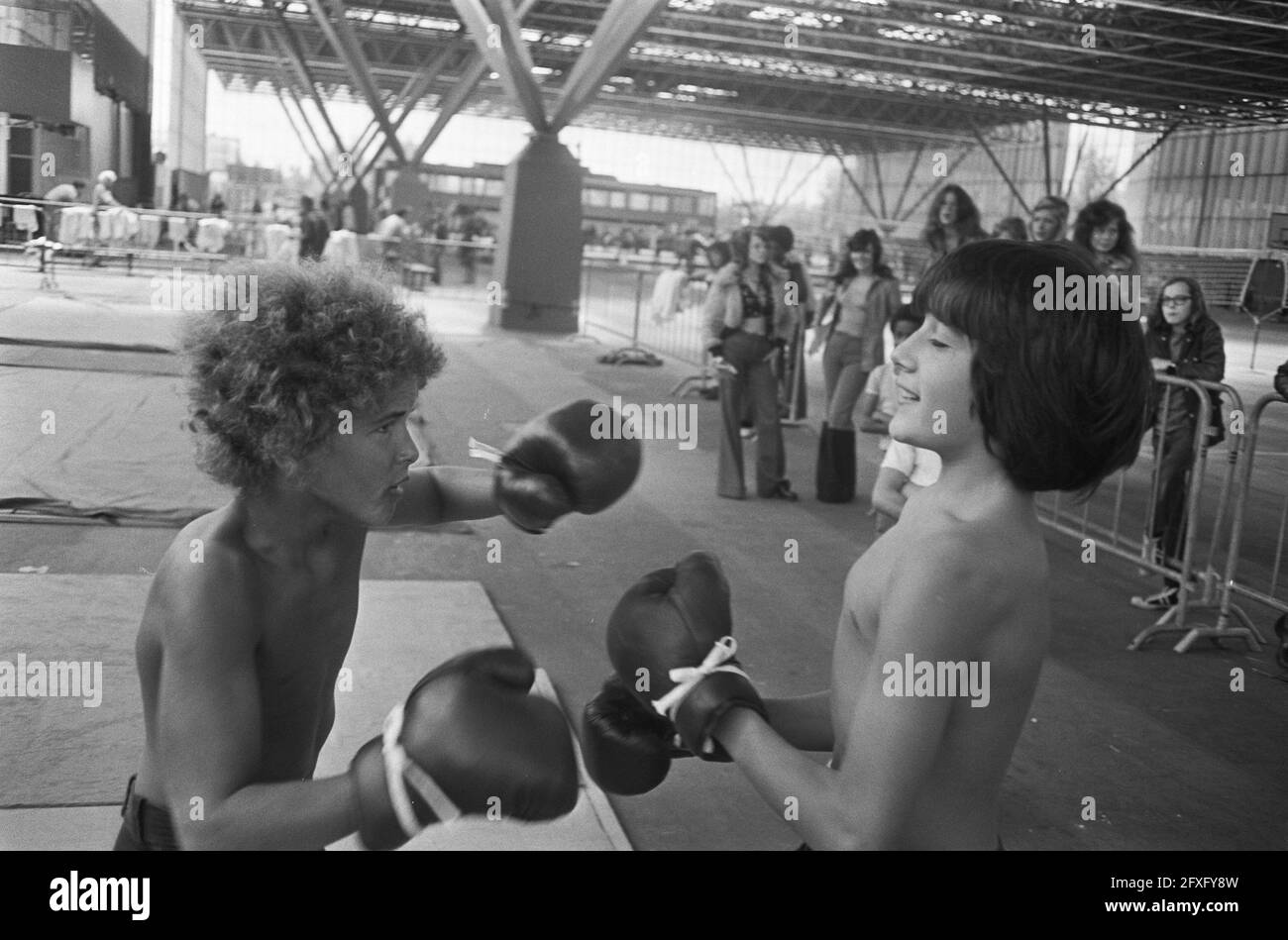 Boys boxing hi-res stock photography and images - Alamy