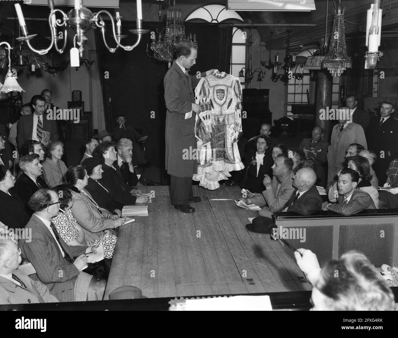 Auction theater costumes in De Zon, may 6, 1952, auctions, theater ...