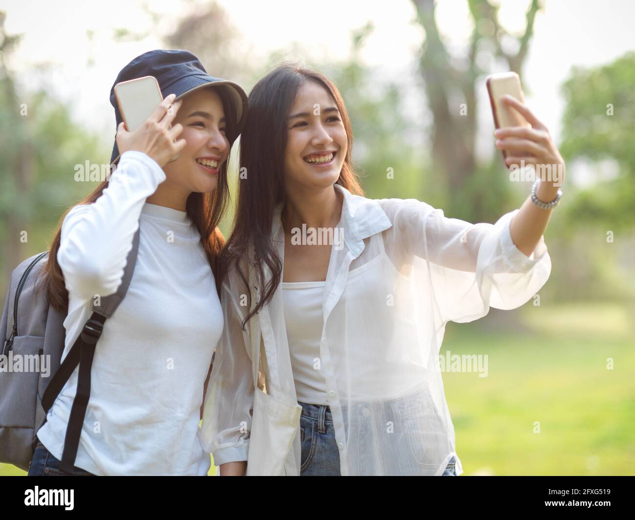 Couple travellers mobile walking together hi-res stock photography and ...