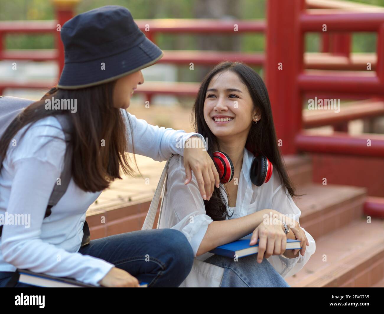 School talking teenagers sitting hi-res stock photography and images ...