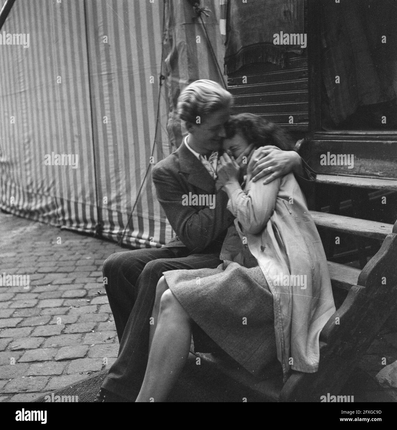 War couple 1945 hi-res stock photography and images - Alamy