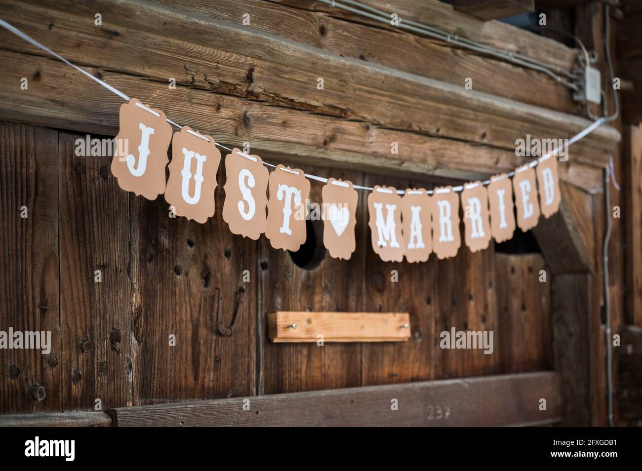 just married letters in front of wooden wallat wedding Stock Photo - Alamy