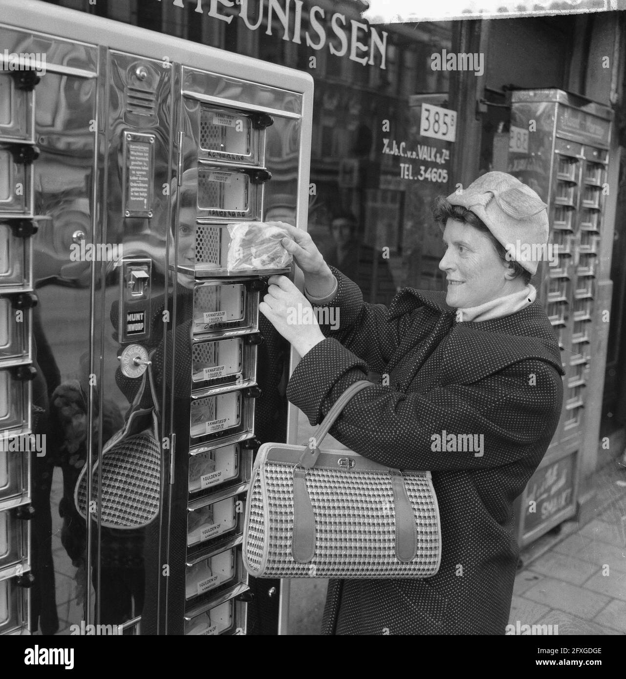 Historic vending machines hi-res stock photography and images - Alamy