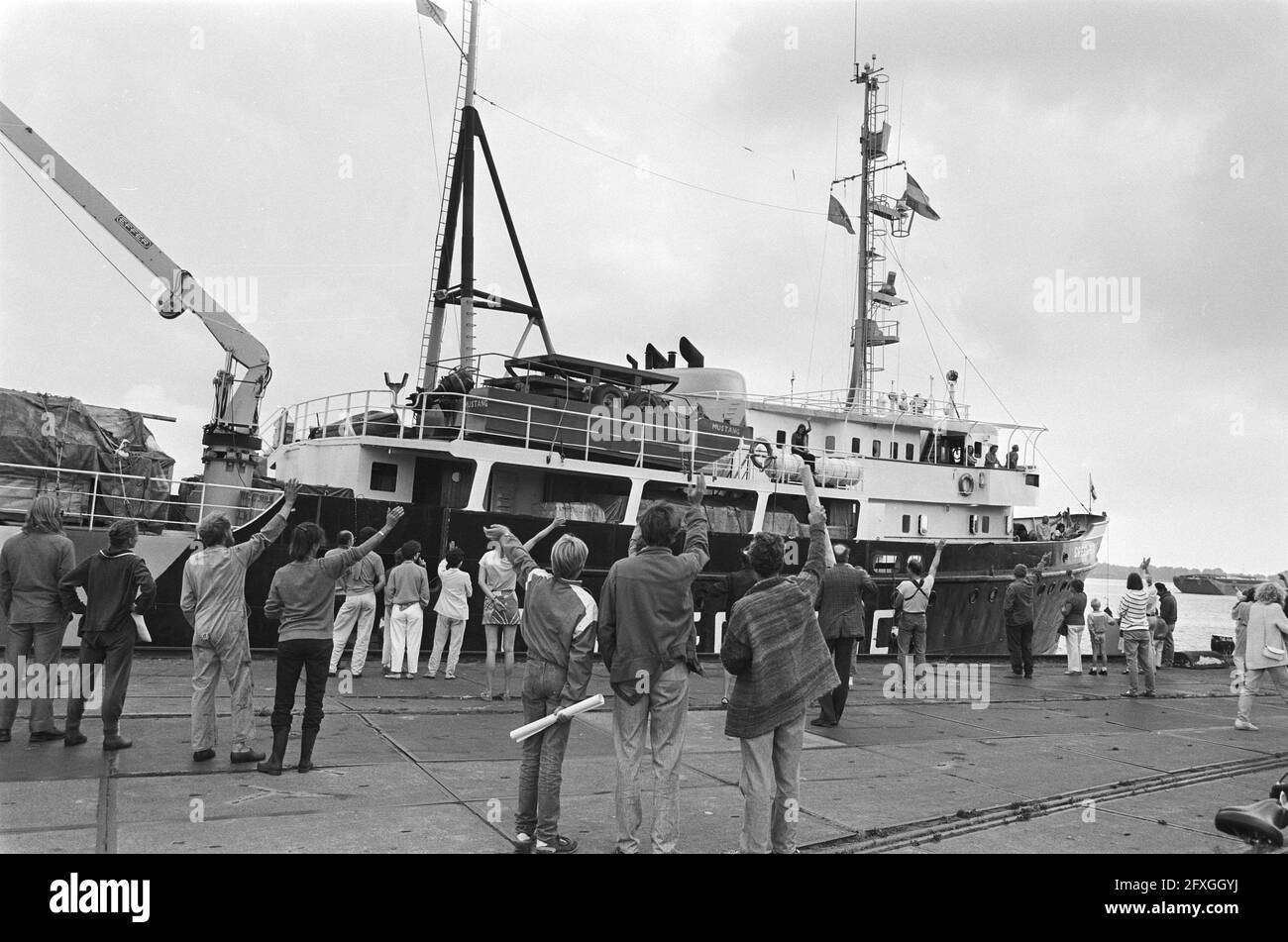 Waving goodbye ship hi-res stock photography and images - Alamy