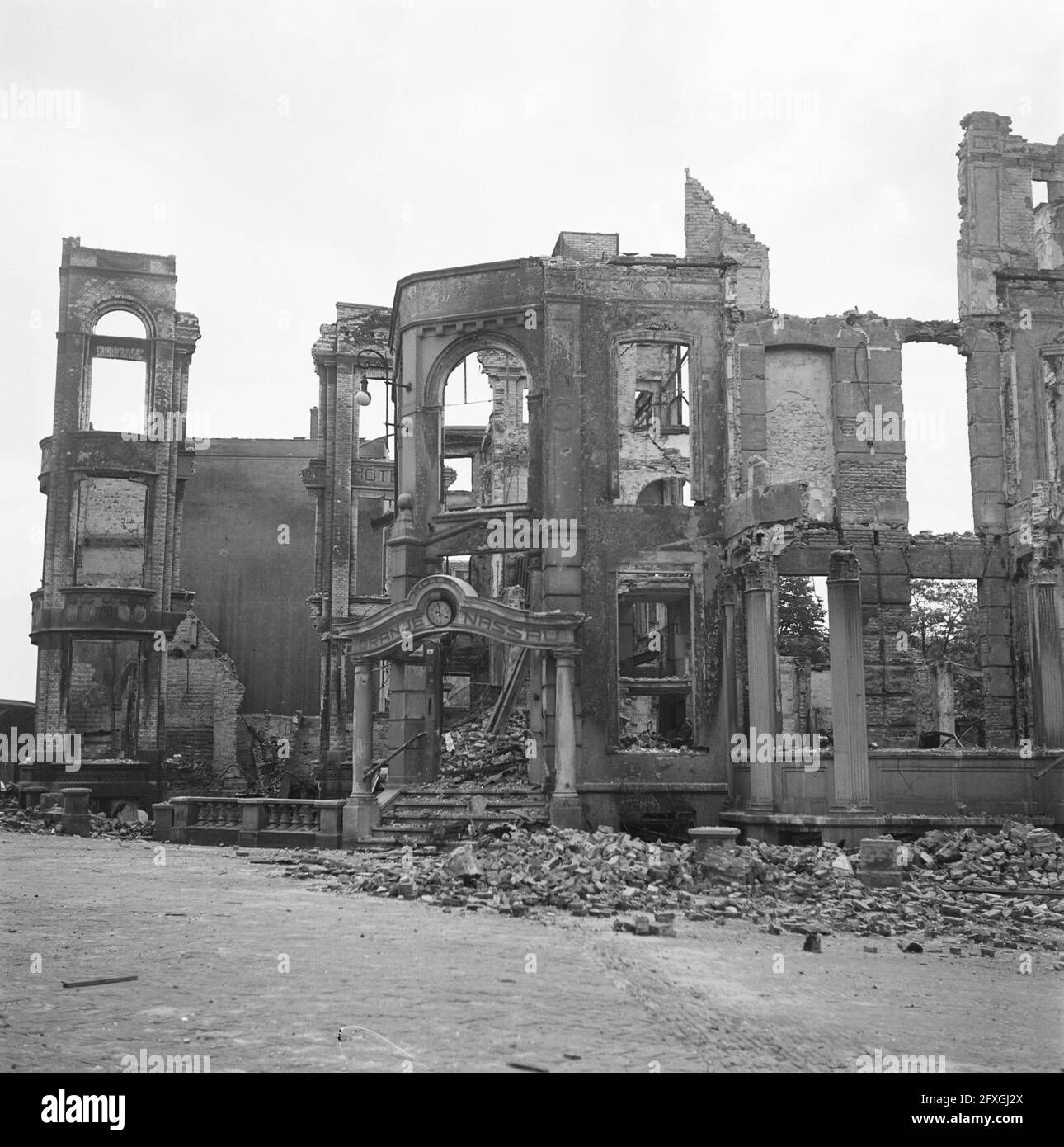 [destroyed building at Station Square], June 1945, Destruction, World ...