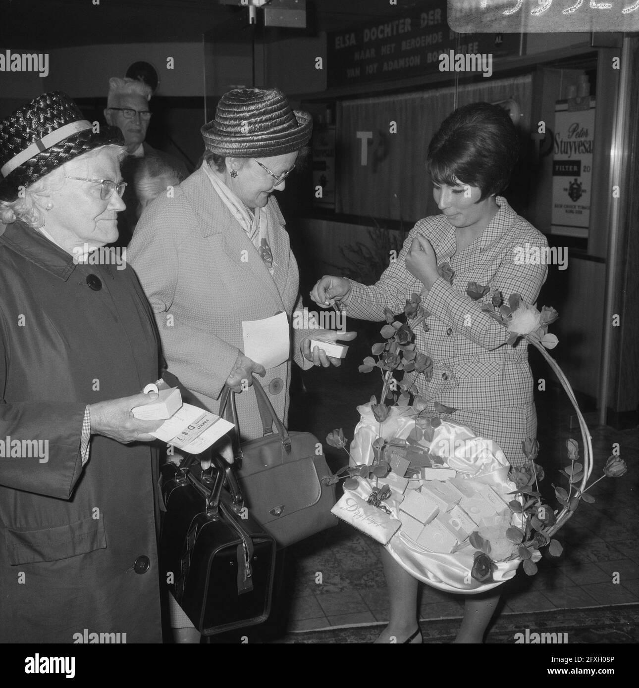 Elsa lioness born free hi-res stock photography and images - Alamy