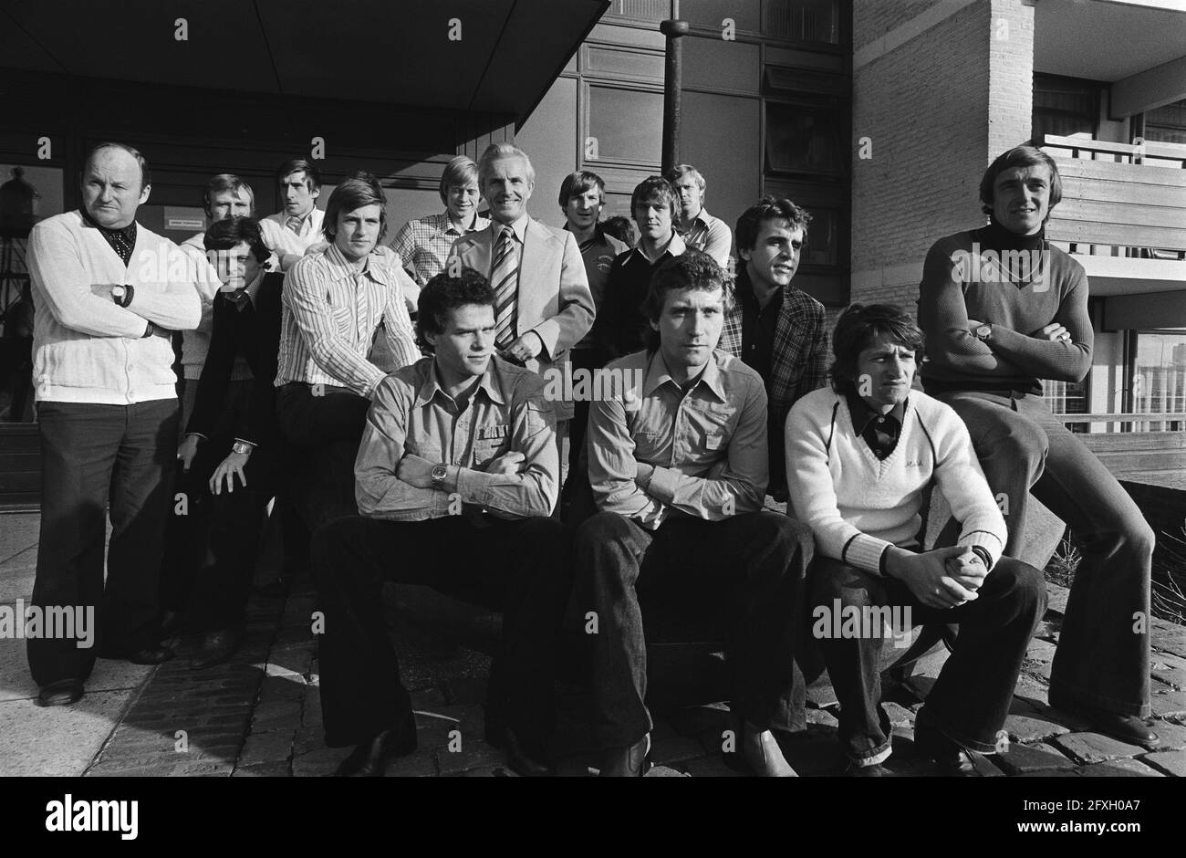 Football team DDR in Hotel Atlantic in Kijkduin; group photo team DDR ...