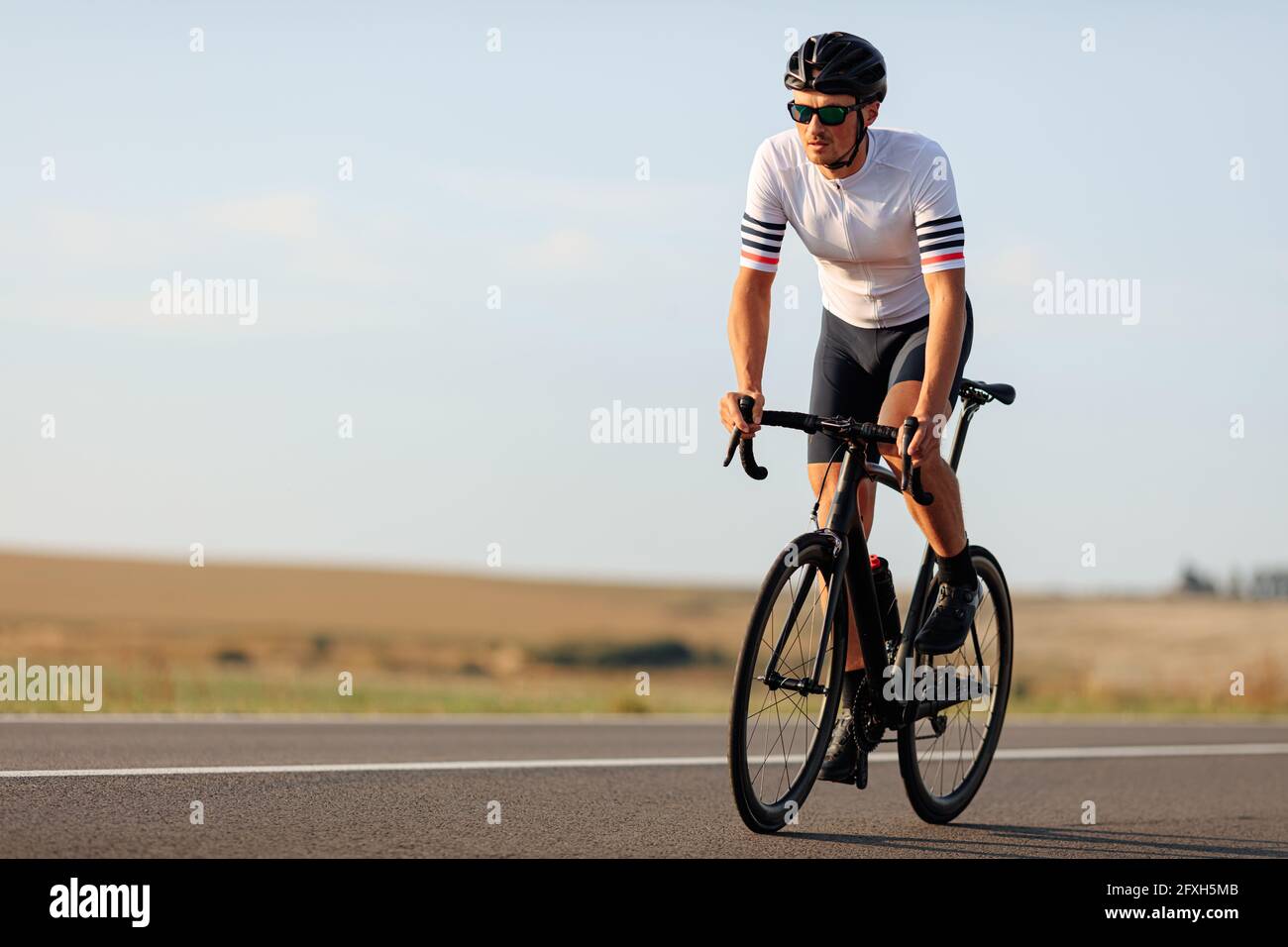 Muscular guy hi-res stock photography and images - Alamy