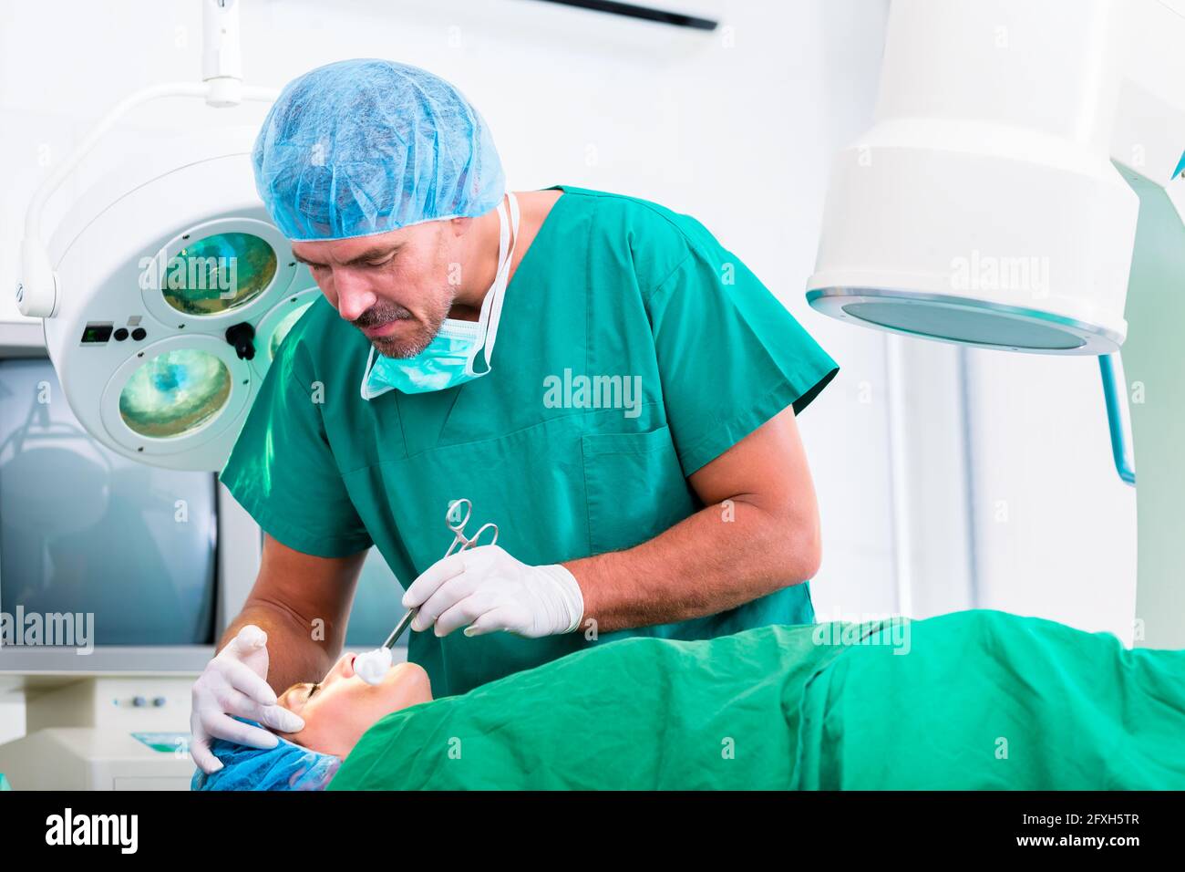 Doctor in operation at patient in operating room Stock Photo - Alamy