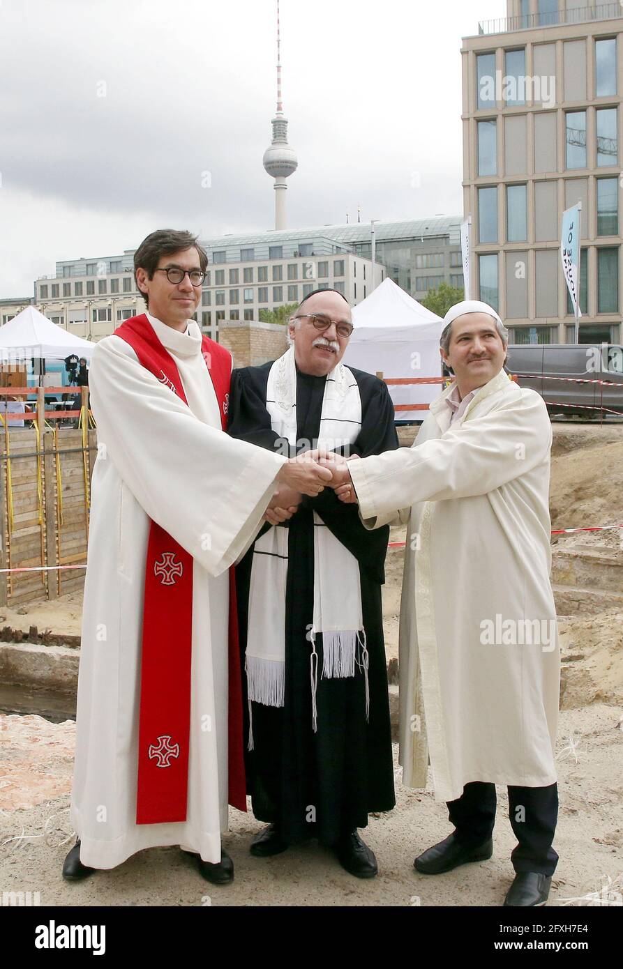 Berlin, Germany. 27th May, 2021. Pastor Gregor Hohberg (l-r), Rabbi ...
