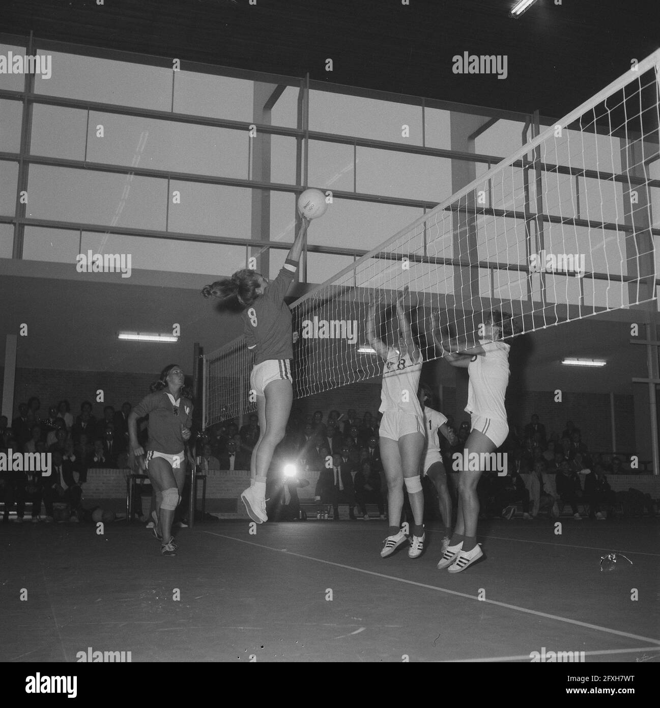Volleyball at Tilburg, ladies Netherlands against France 3-0 game ...