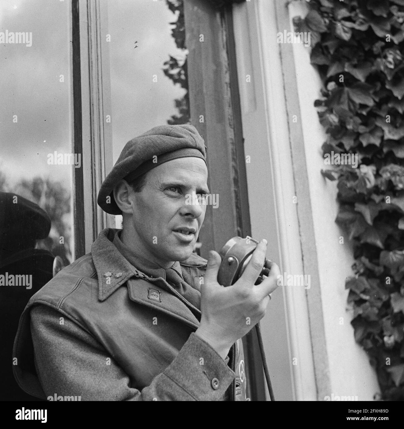 War reporter relays hi-res stock photography and images - Alamy