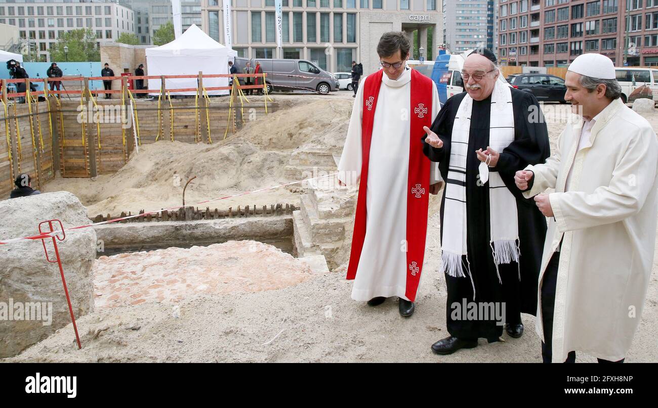 Berlin, Germany. 27th May, 2021. Pastor Gregor Hohberg (l-r), Rabbi ...