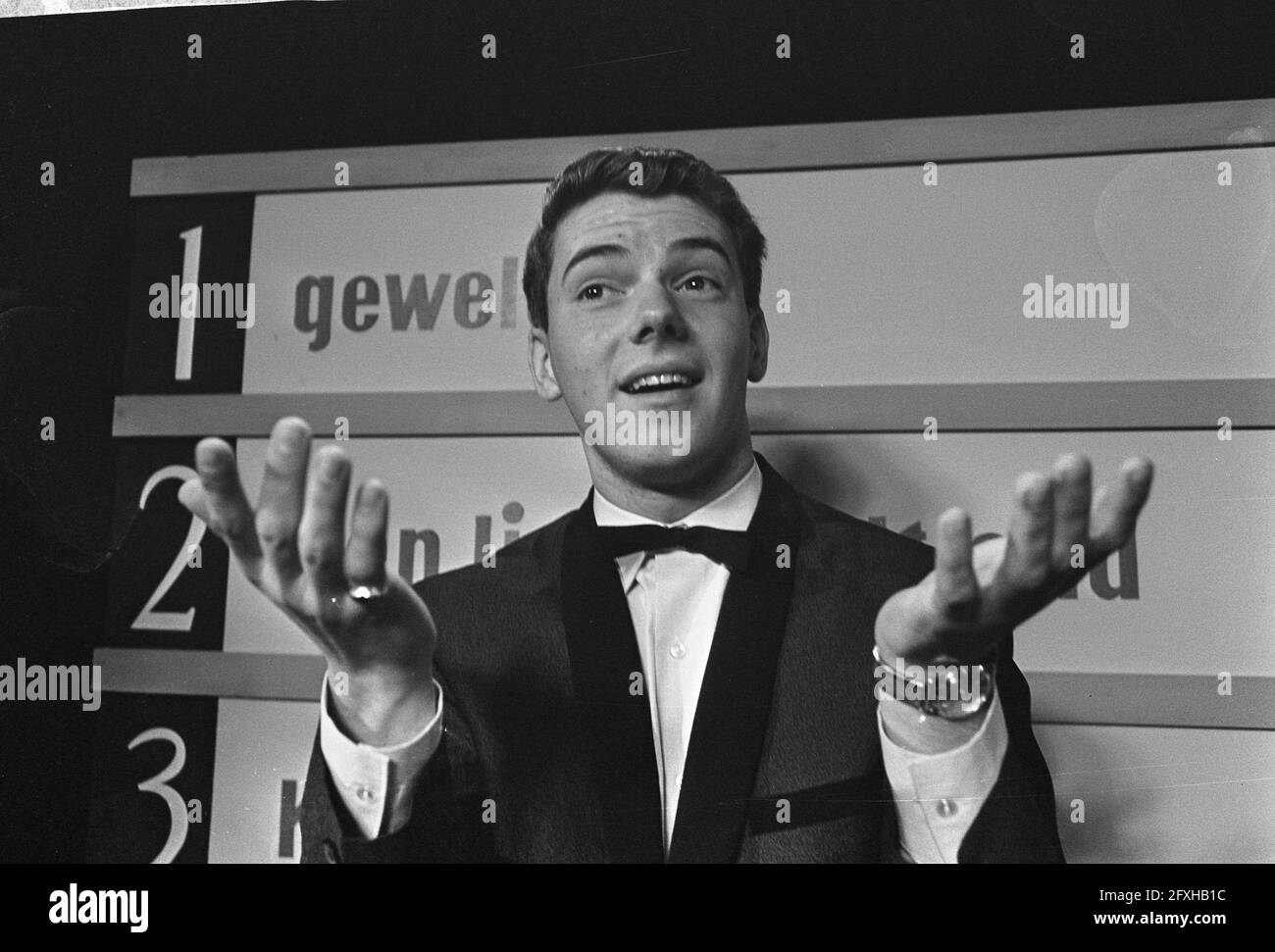 Preliminary round final National Song Contest 1965, Ronnie Tober in ...