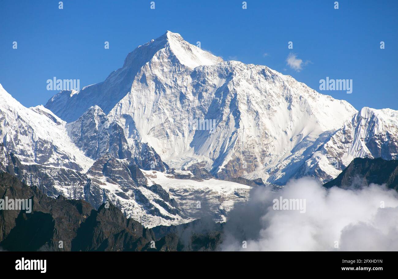 Mount Makalu with clouds, Nepal Himalayas mountains, Barun valley Stock ...