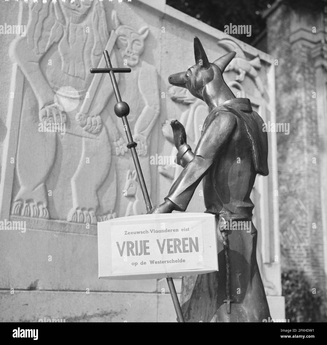 Free feather action in Zeeuws-Vlaanderen at the Reynaert Monument in ...