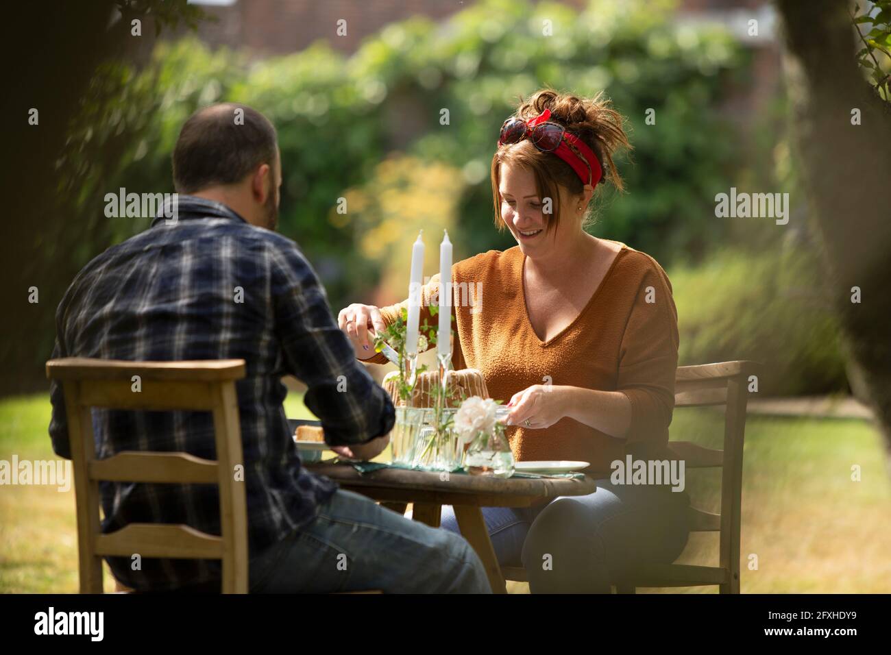 Couple slicing cake hi-res stock photography and images - Alamy