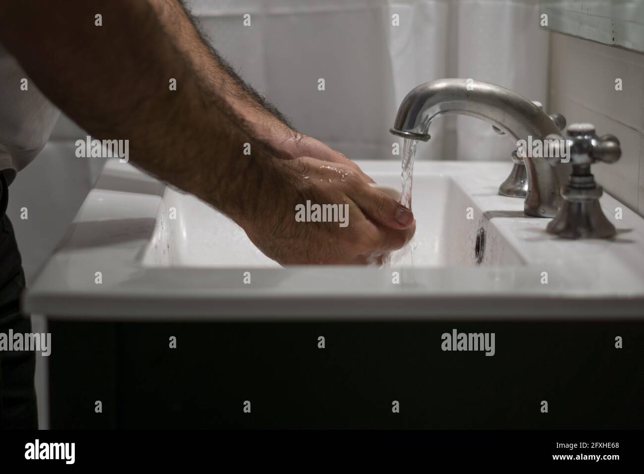 Guy washing his hands hi-res stock photography and images - Alamy