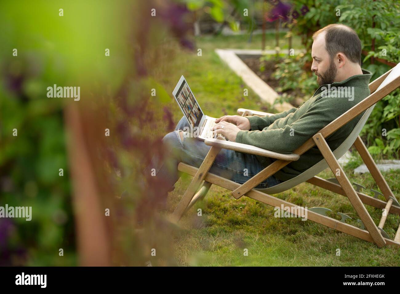 Person working in a garden hi-res stock photography and images - Alamy