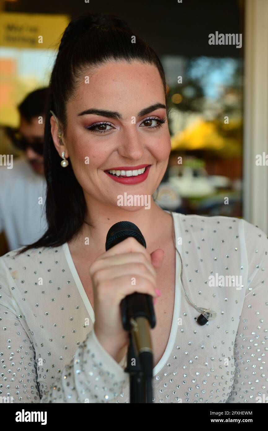 Pole singer hi-res stock photography and images - Alamy