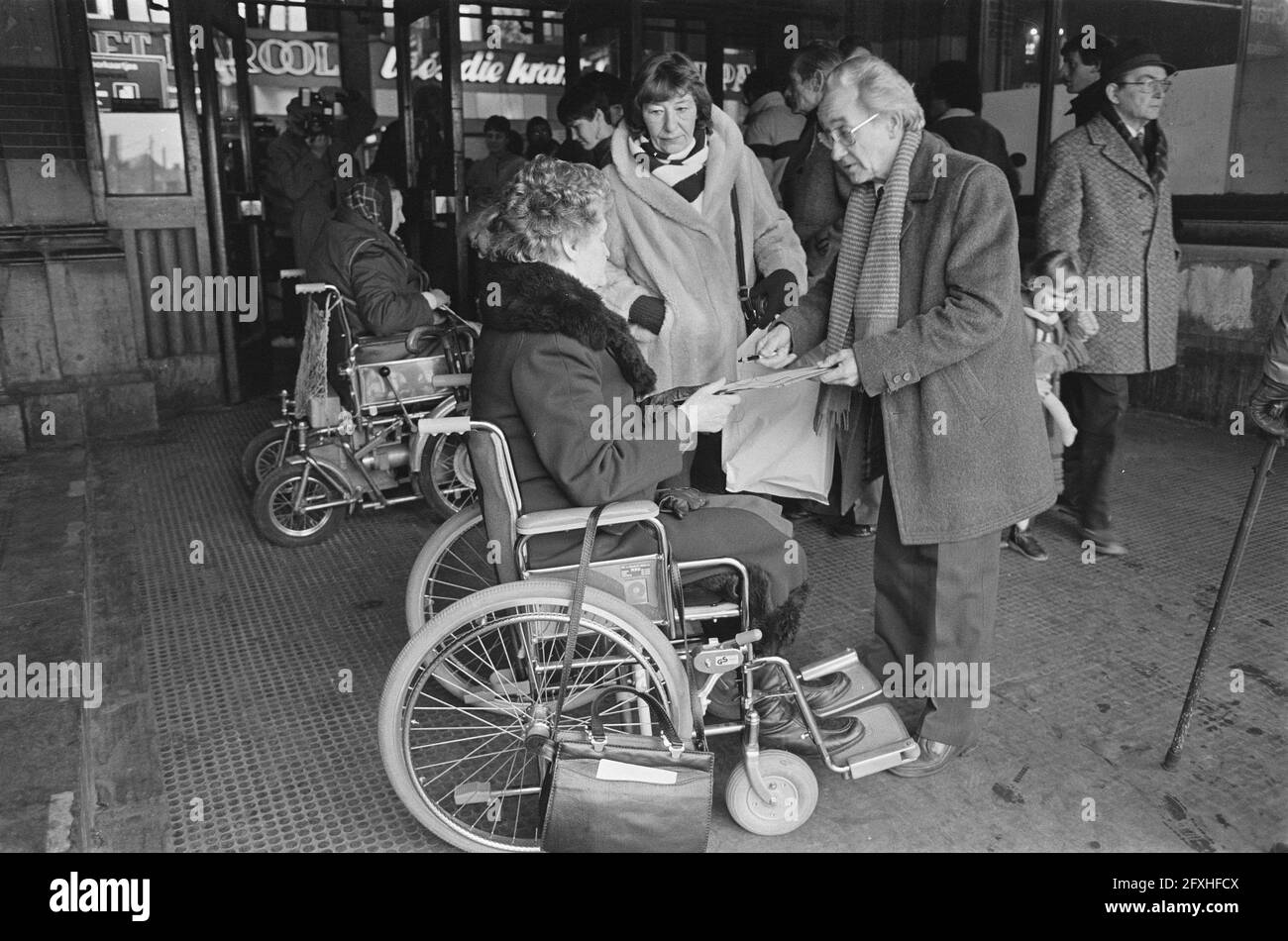 Woman collecting signatures hi-res stock photography and images - Alamy