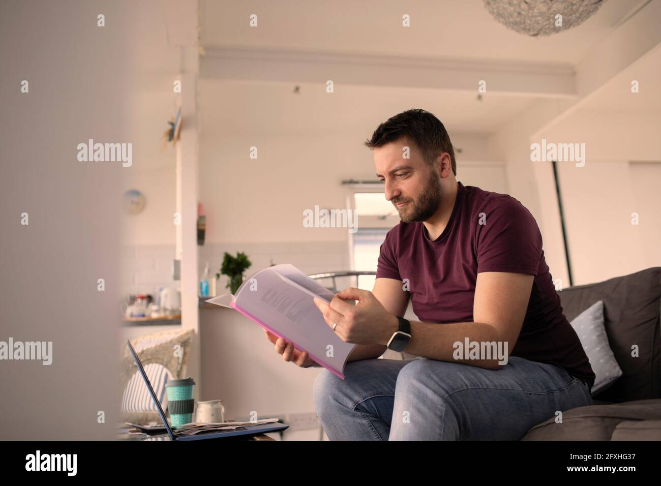Man paperwork order hi-res stock photography and images - Alamy