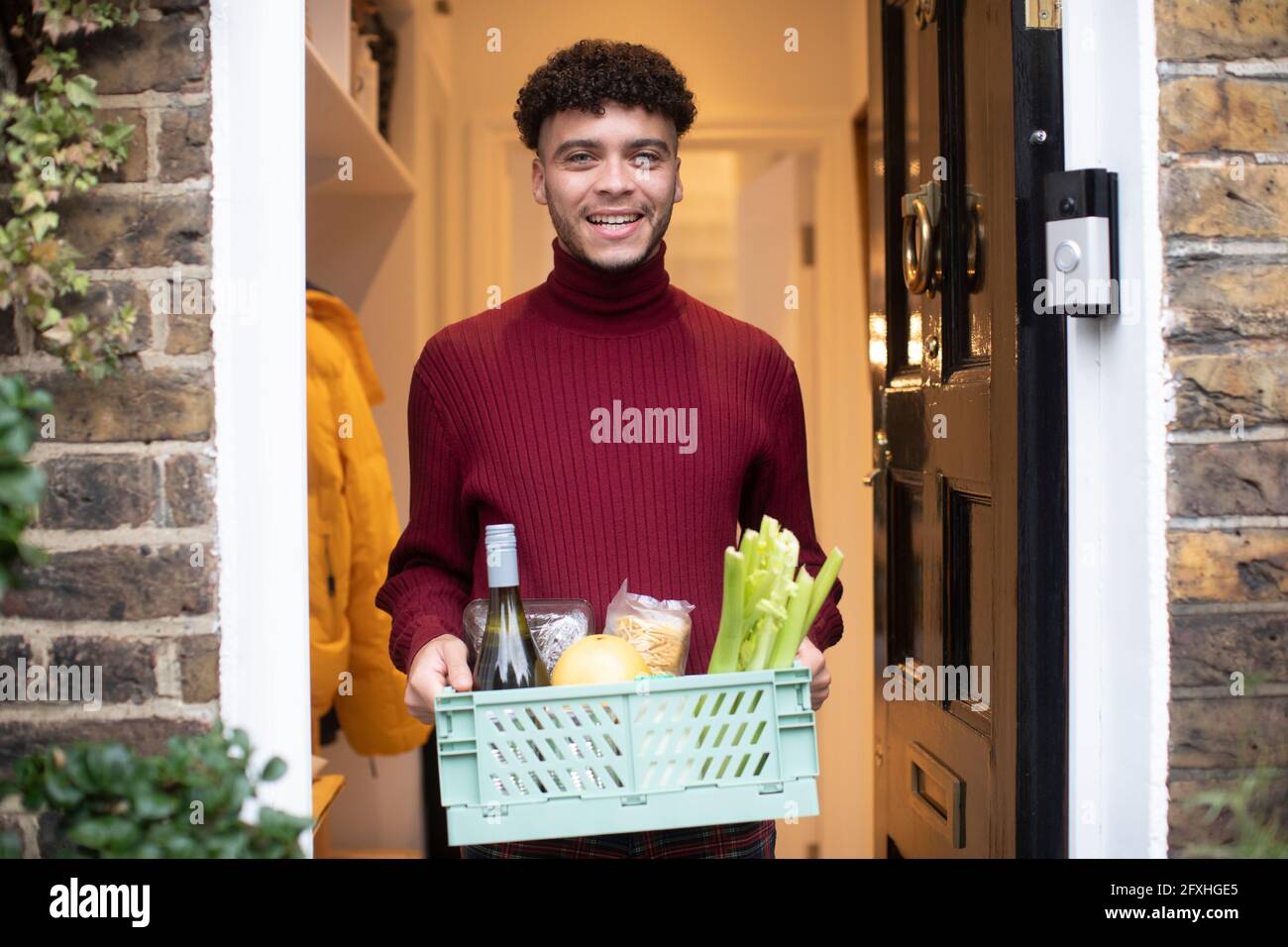 Delivery man at door hi-res stock photography and images - Alamy