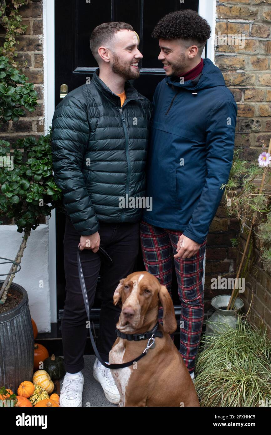 Gay couple affection hi-res stock photography and images - Alamy