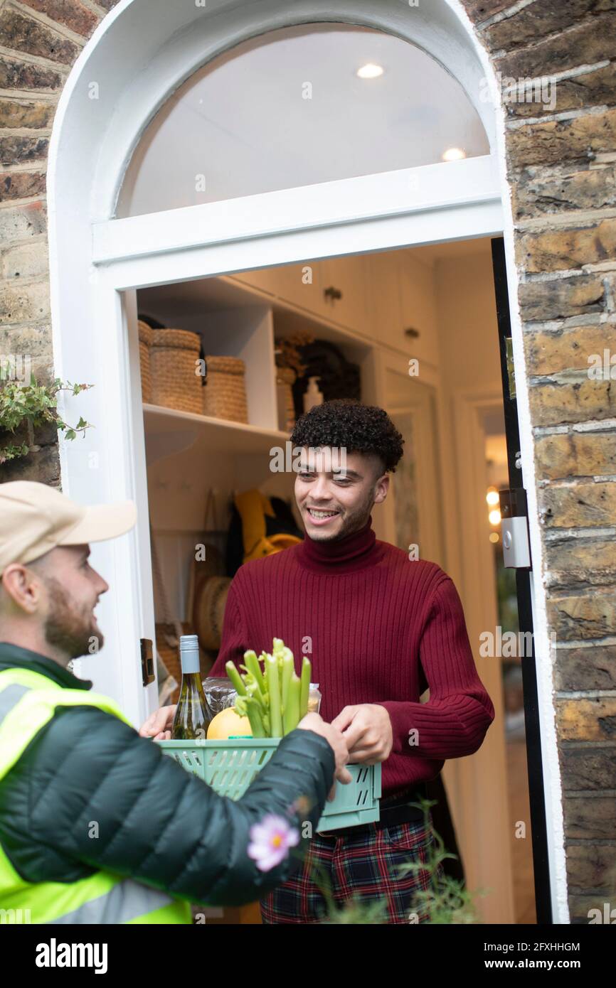 Delivery man at door hi-res stock photography and images - Alamy