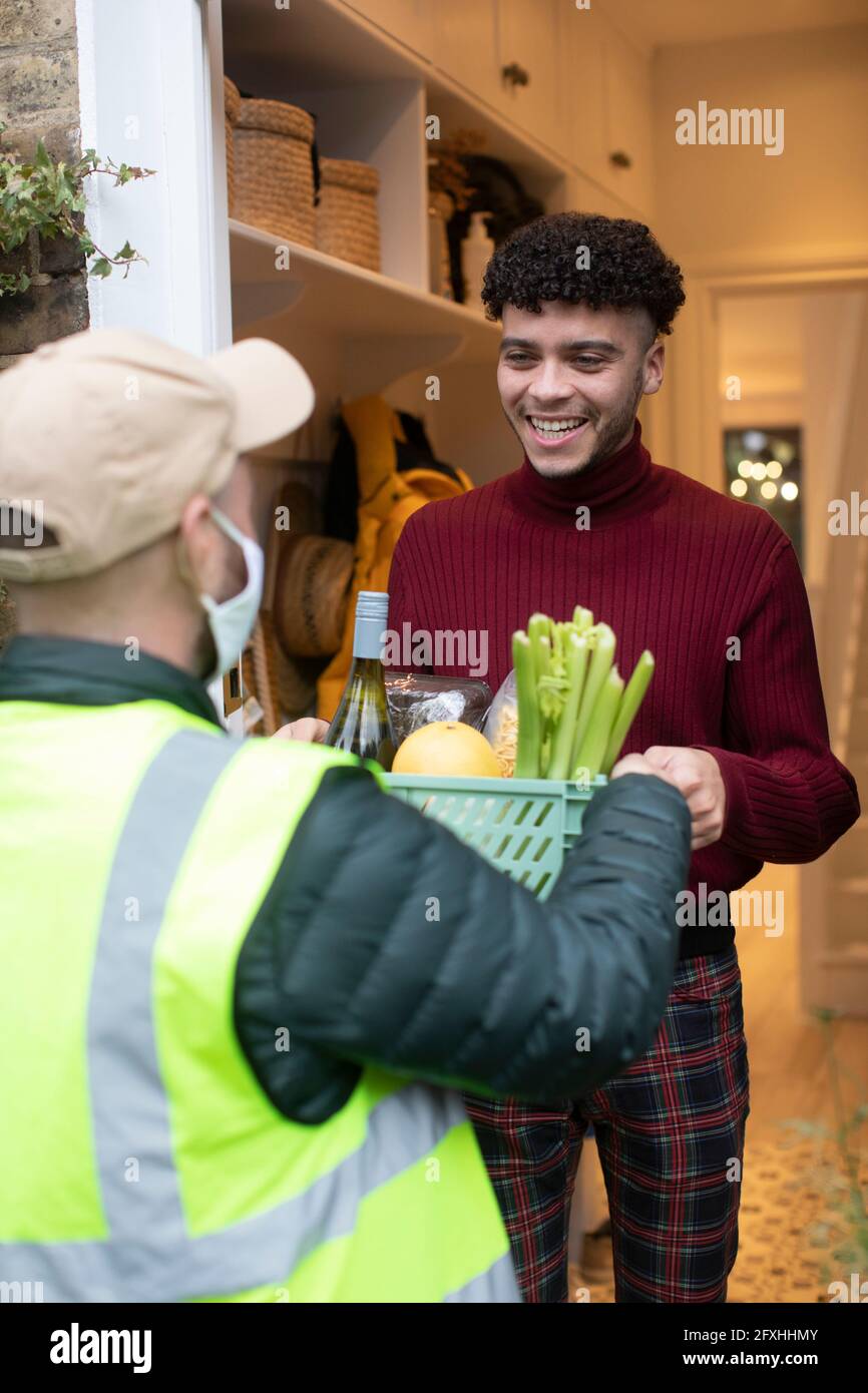 Grocery delivery hi-res stock photography and images - Alamy