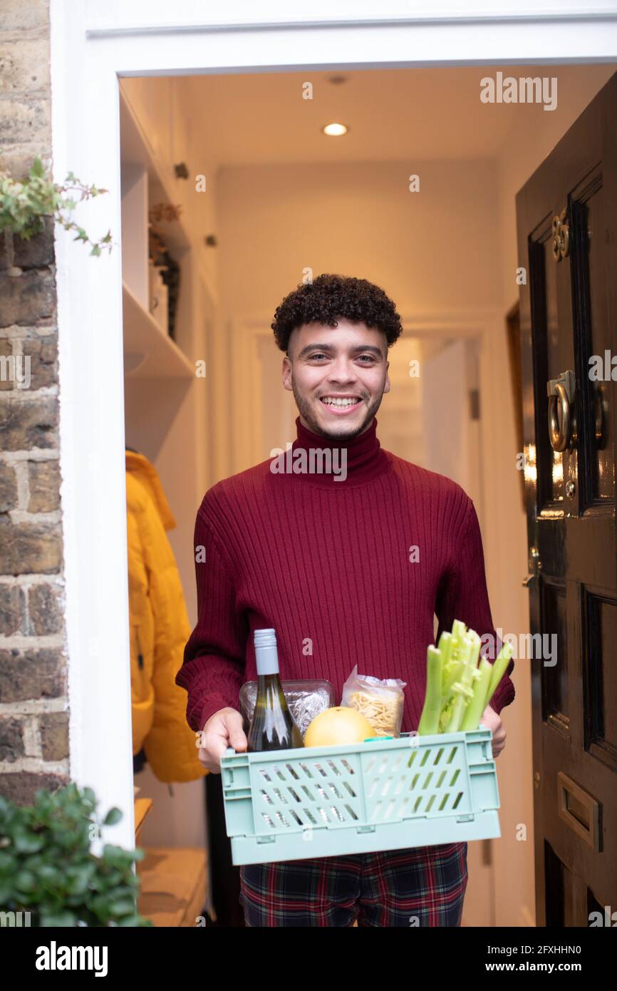 Delivery man at door hi-res stock photography and images - Alamy