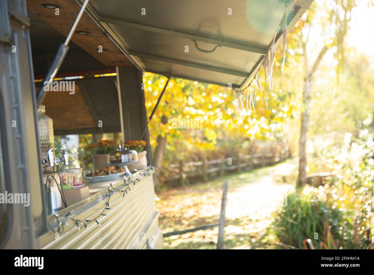 Food cart hi-res stock photography and images - Alamy