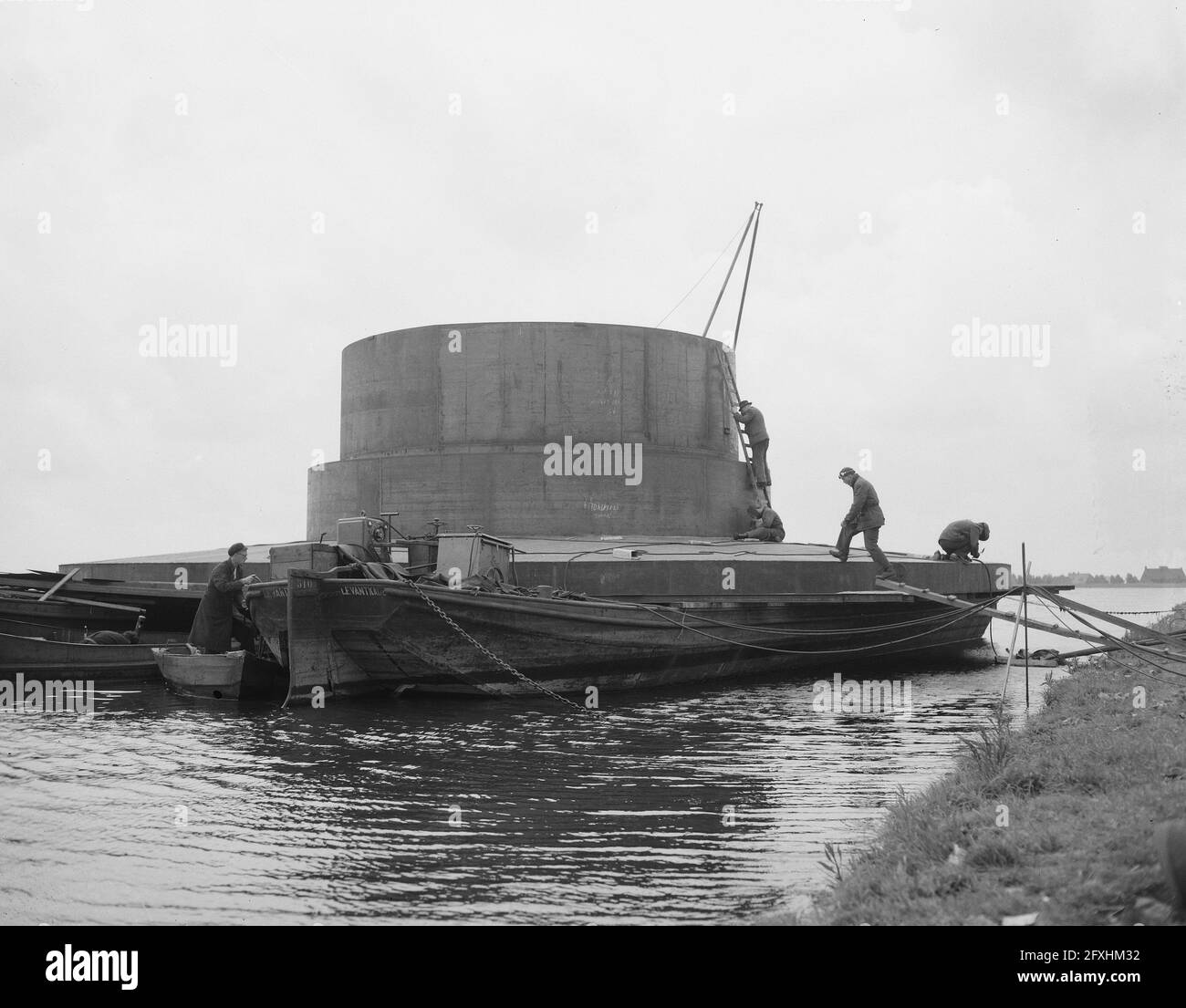 Work tower salvage tower gold german ship hi-res stock photography and ...