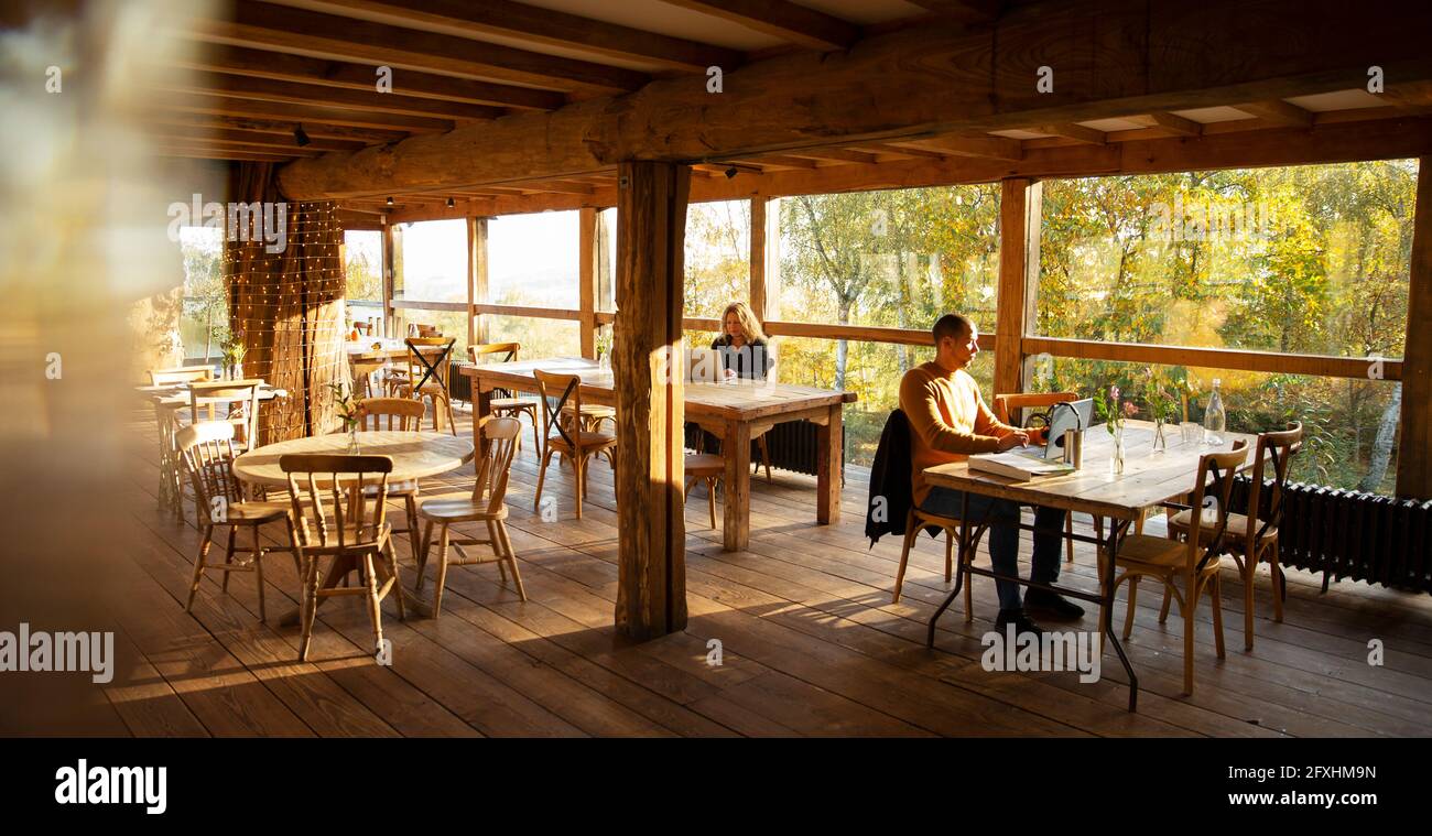 Working tables hi-res stock photography and images - Alamy