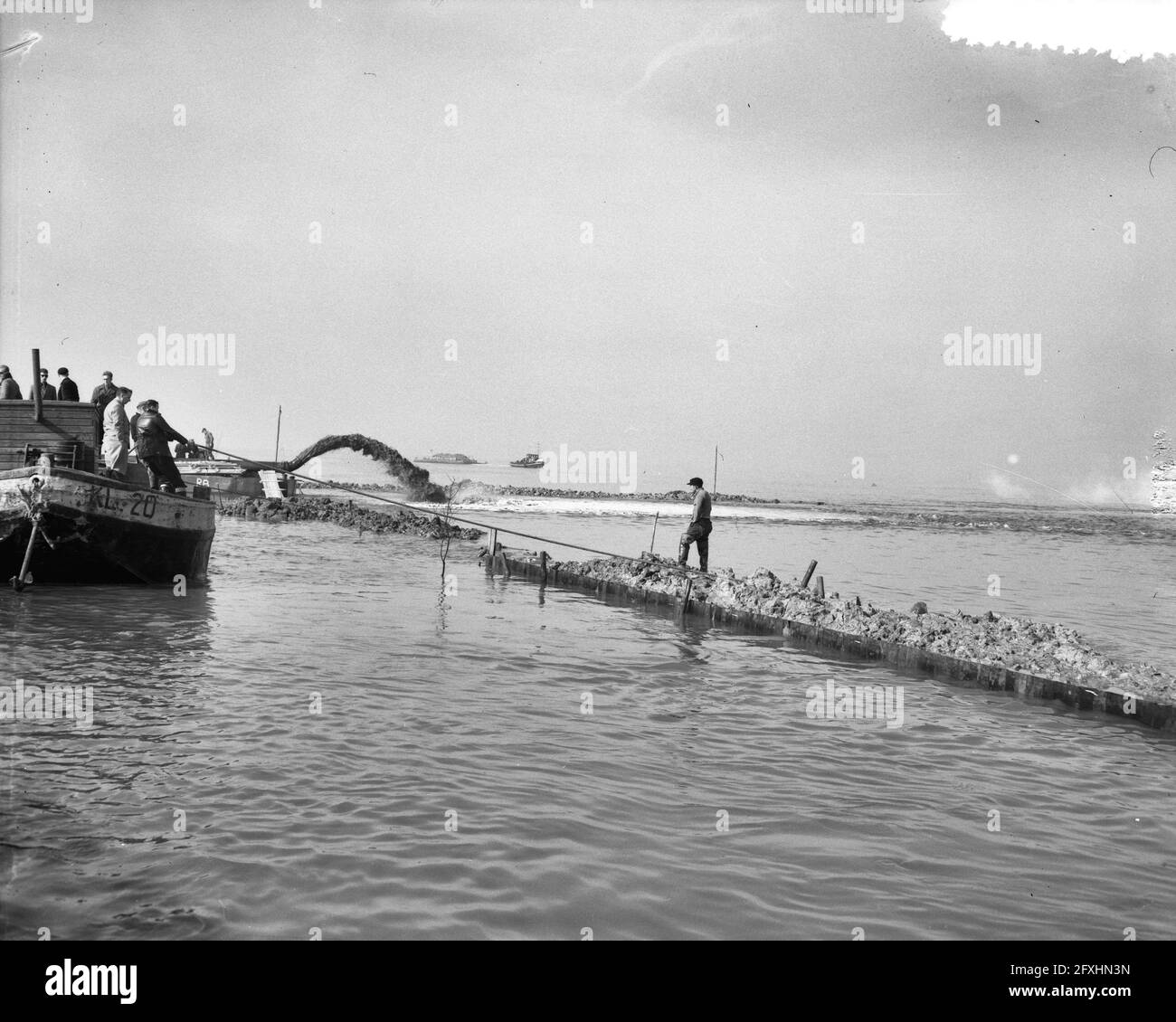 Construction of Delta Plan near Hellevoetsluis, 25 March 1957 ...