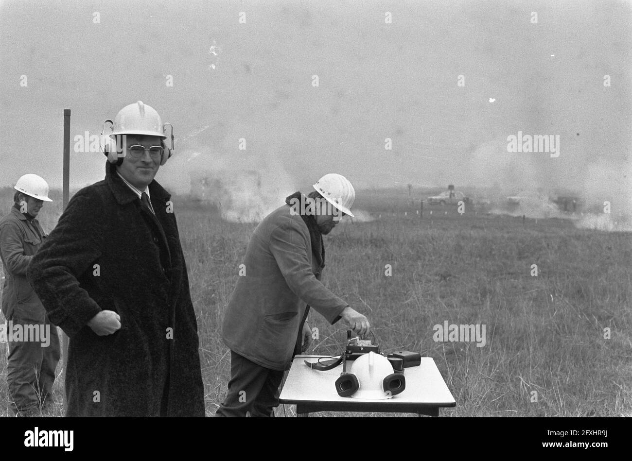 Alderman Goekoop (l) gives the go-ahead for construction of Ariehaven ...