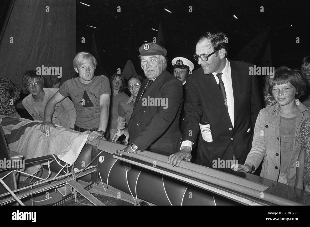 Lang actor in onedin line hi-res stock photography and images - Alamy