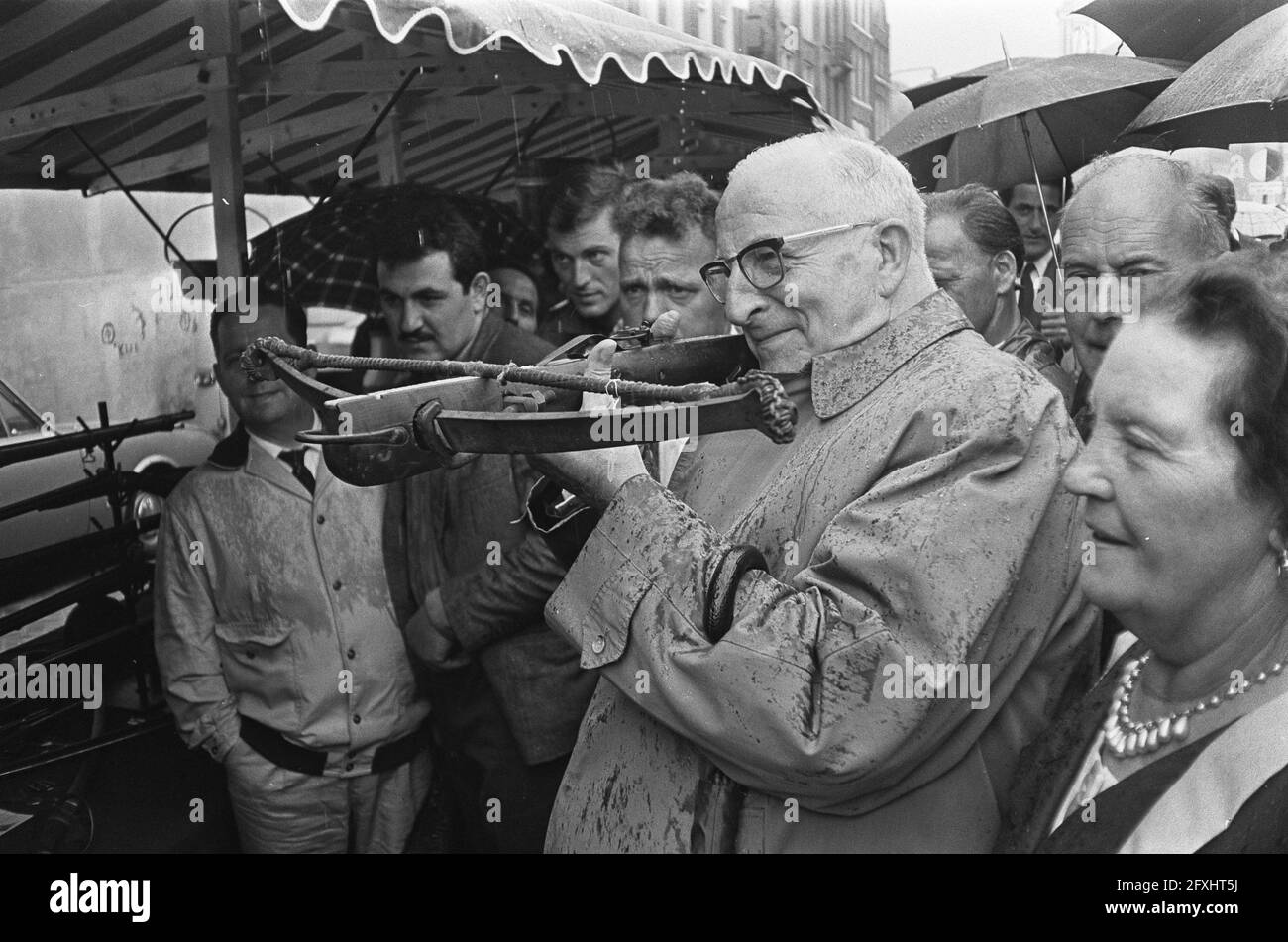 Alderman tabak shoots crossbow hi-res stock photography and images - Alamy