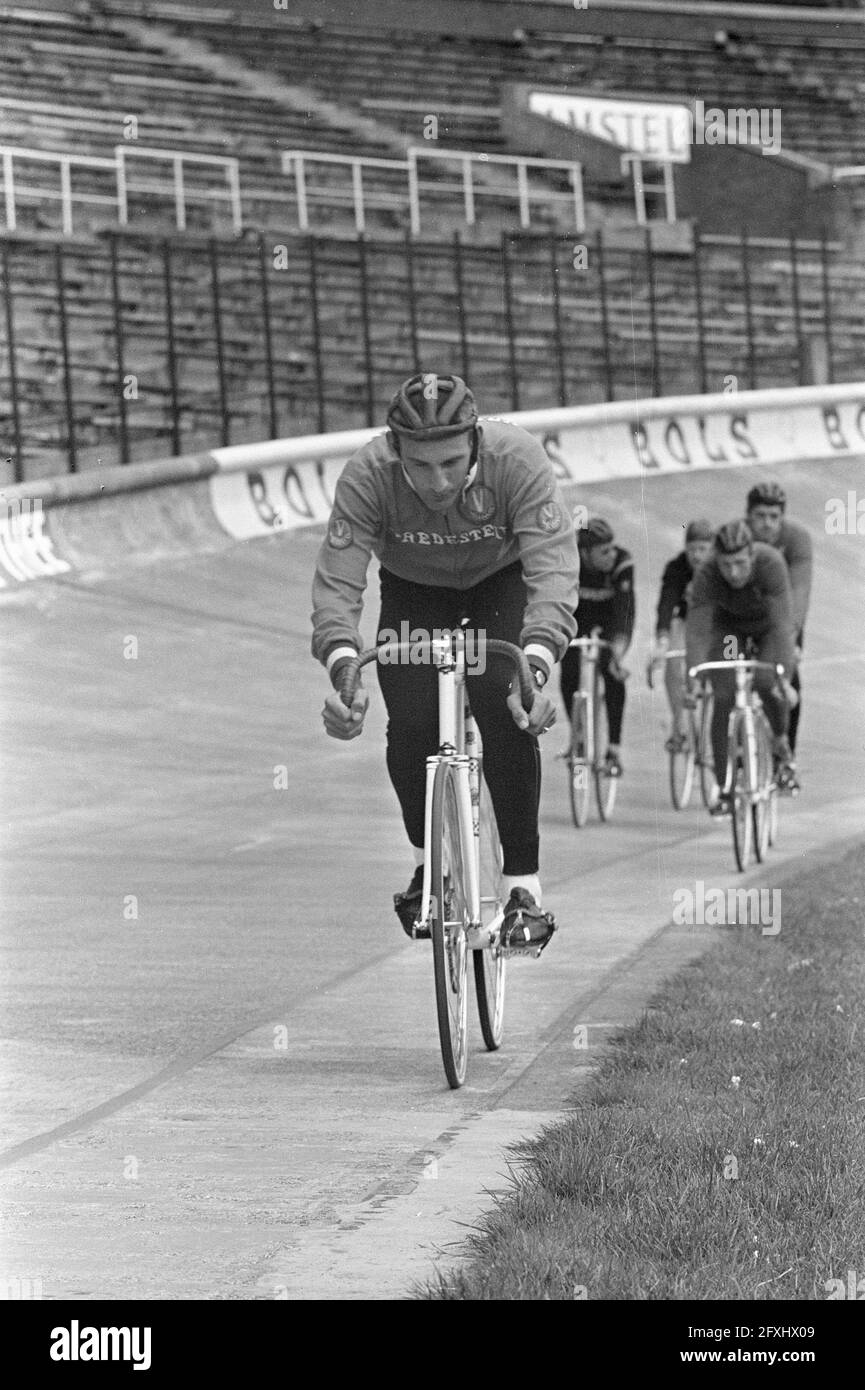 Amateur cycling team hi-res stock photography and images - Alamy