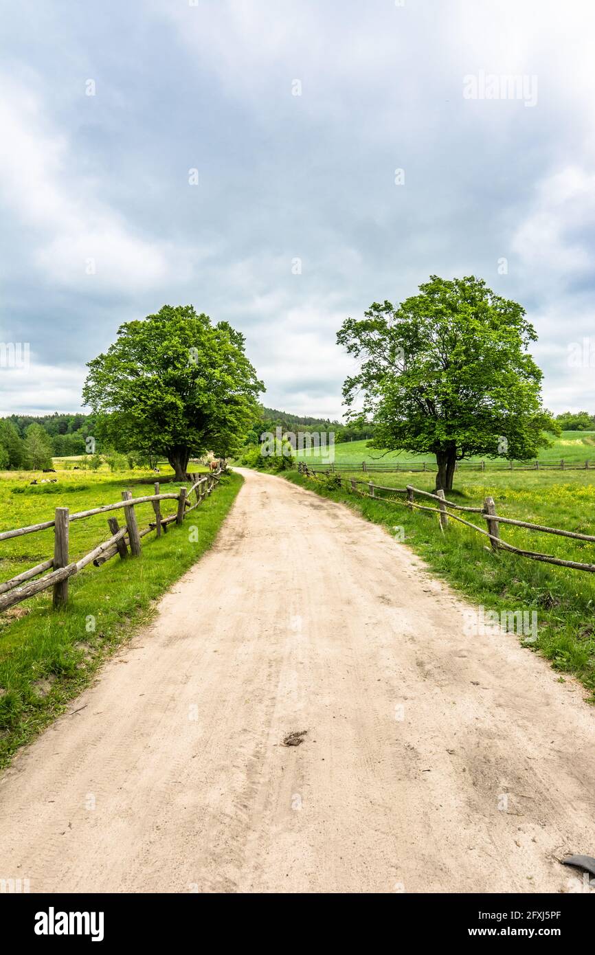Rural road with farm hi-res stock photography and images - Alamy
