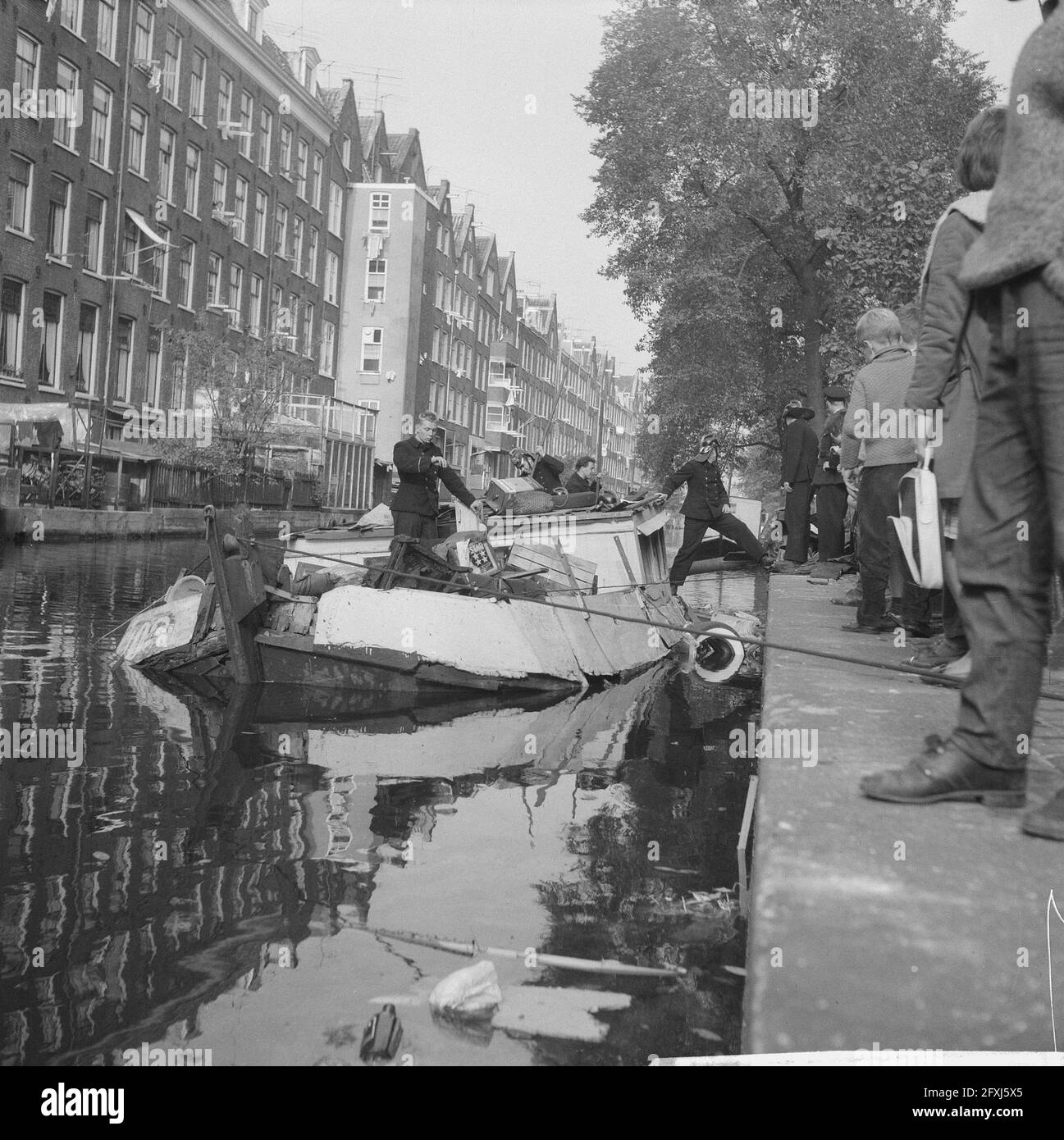 Houseboat sank on Lijnbaansgracht in Amsterdam, 12 October 1962 ...