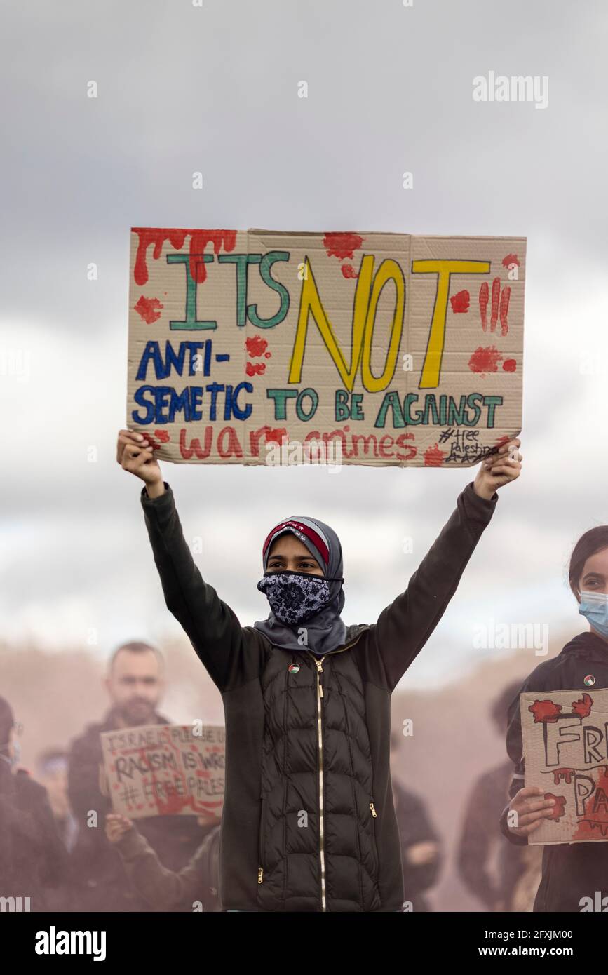 Portrait of female protester holding placard, Free Palestine Protest ...