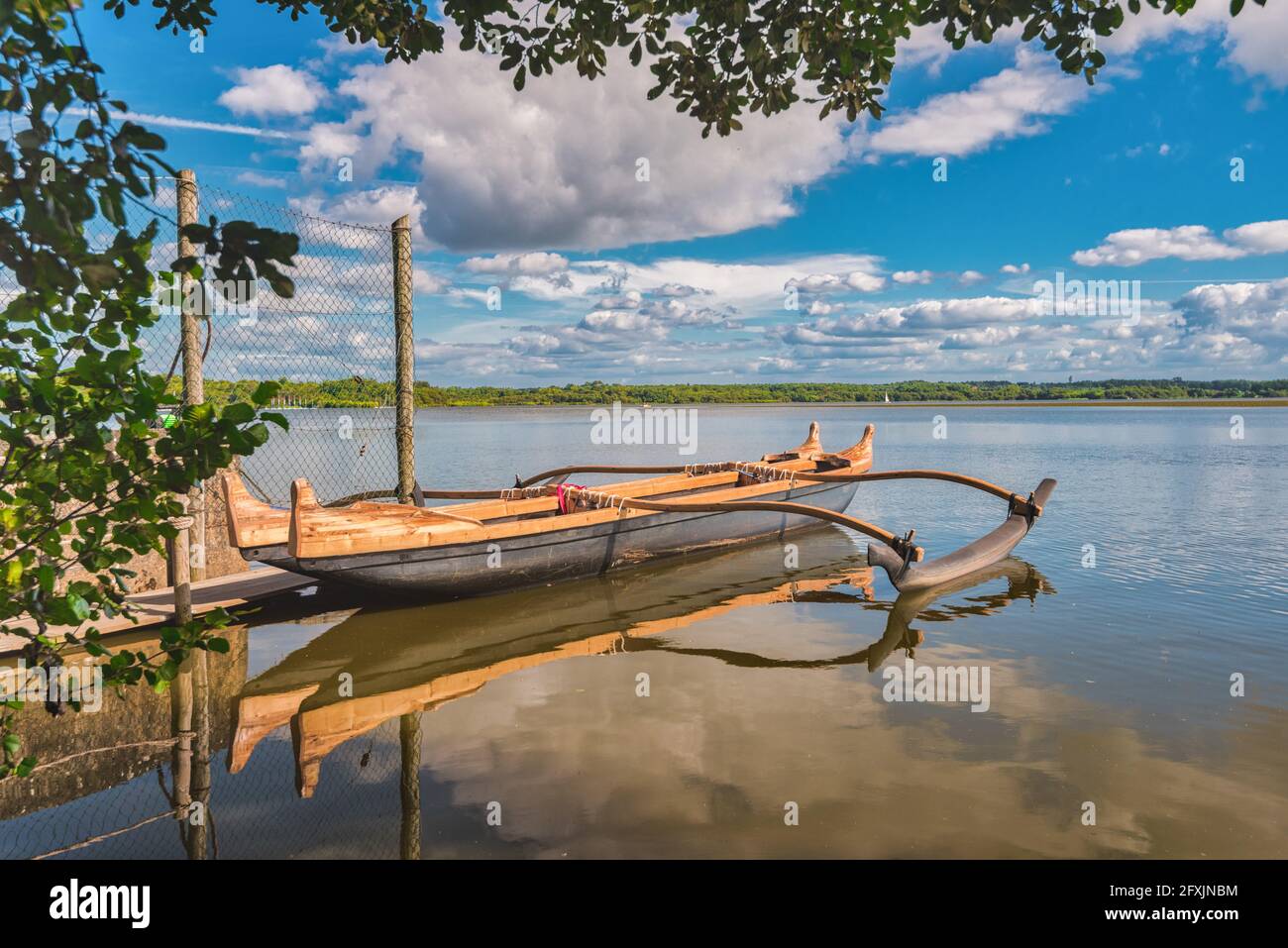 FRANCE, LANDES (40), AZURE, LAKE SOUSTONS. HAWAIIAN CANOE OF THE SCHOOL ...